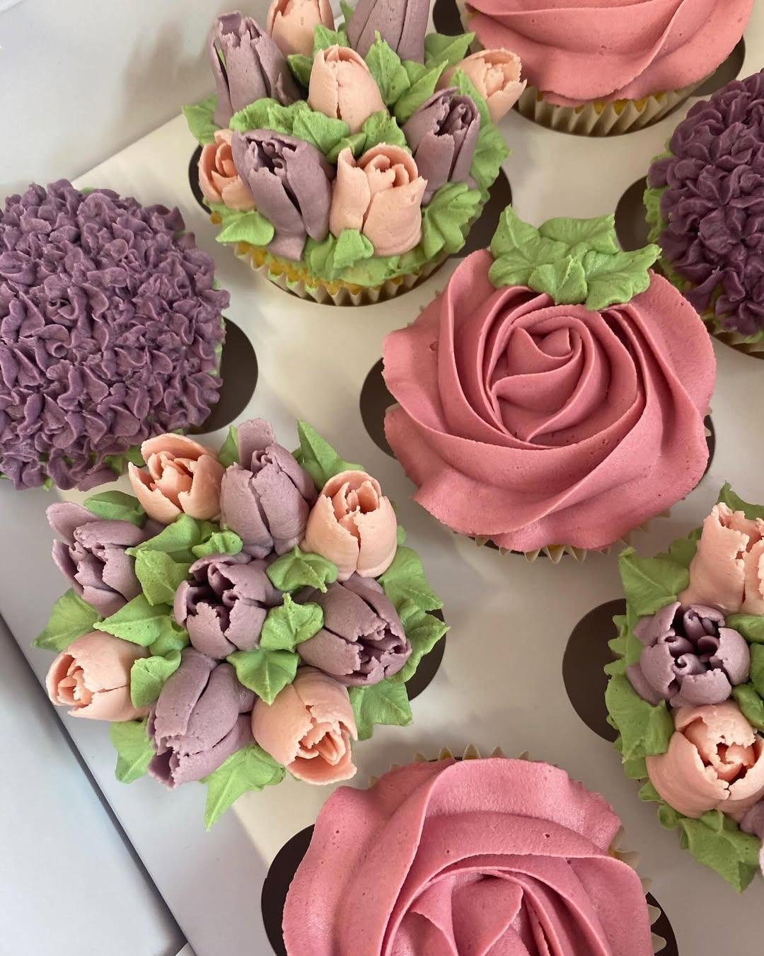Flower Selection Gift Box Cupcake Set x12 - Caketu.com